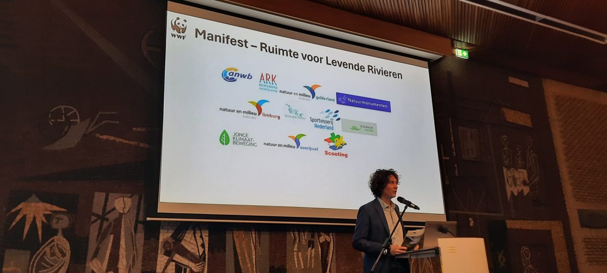 Aanbieding Manifest Levende rivieren - Natuur en Milieu Gelderland
